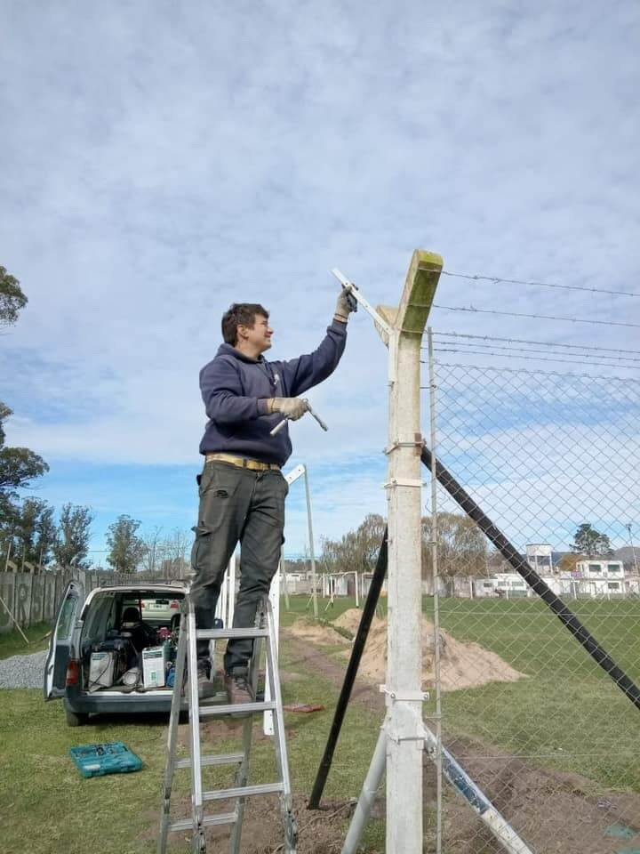 EXCURSIONISTAS MEJORA LAS LUCES DE SU CANCHA. IMPORTANTE OBRA EN EL ...